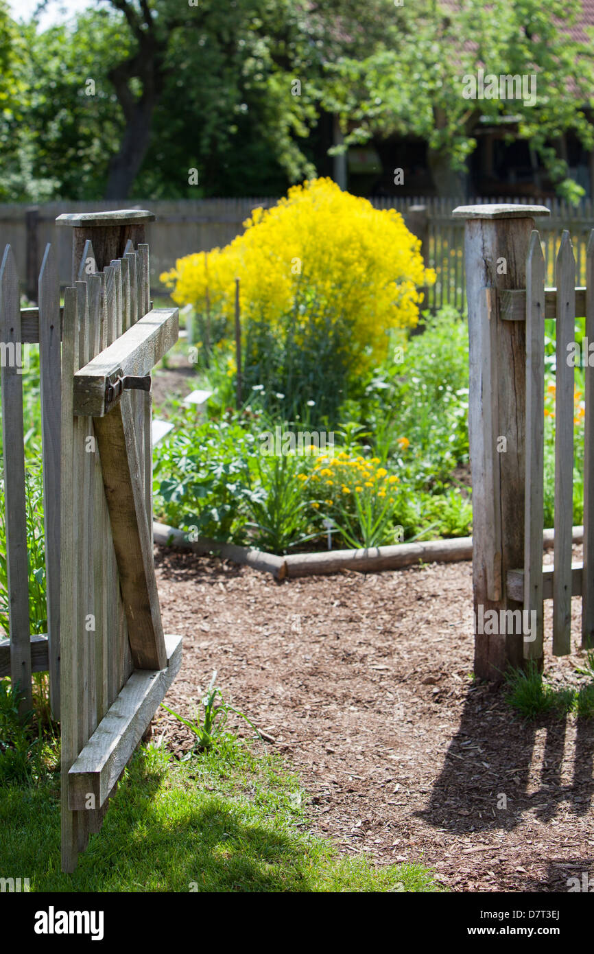 Open wooden garden gate hi-res stock photography and images - Alamy