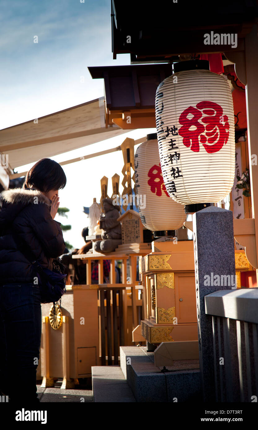 People praying at the 'Love' shrine, Kiyomizudera, Kyoto, Japan Stock ...