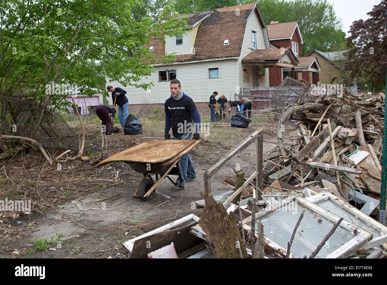 Helping neighborhood clean cleaning up hi-res stock photography and ...