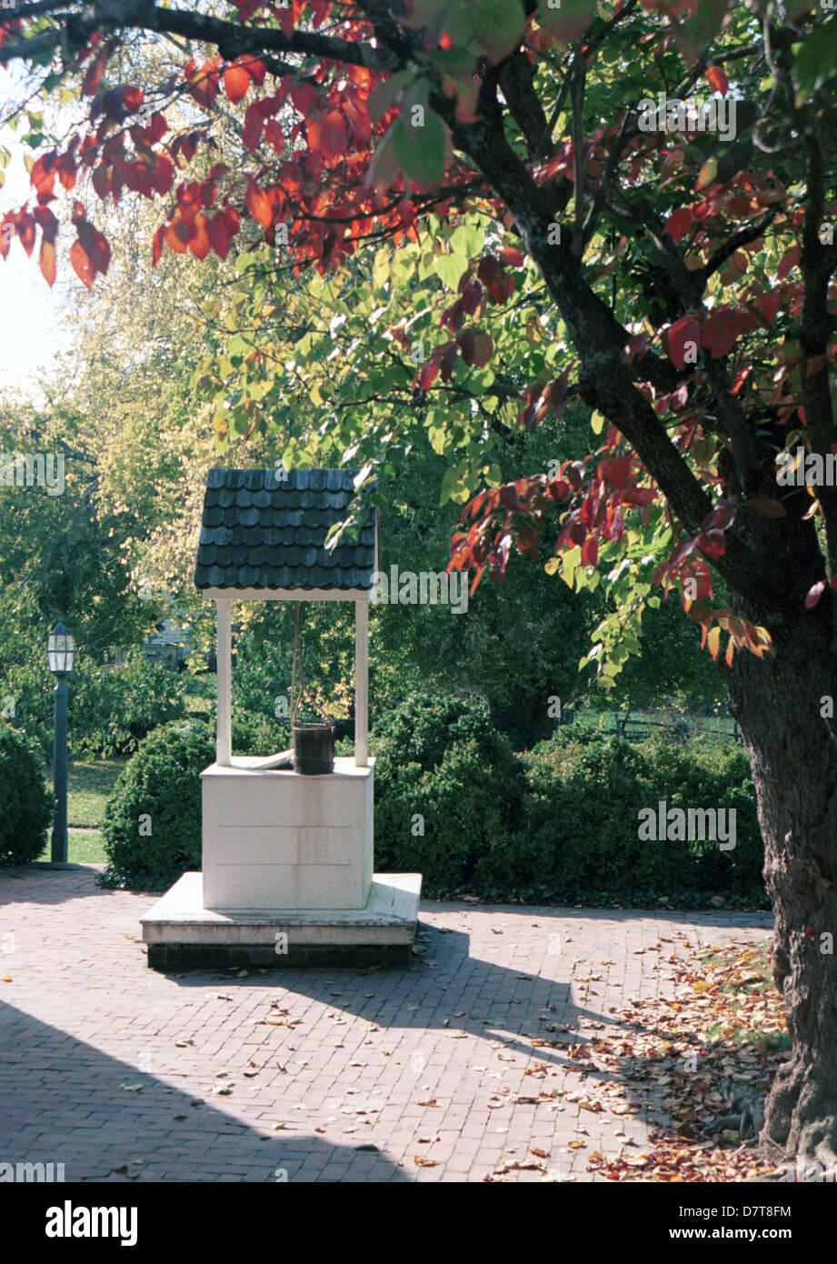 Well water and bucket Colonial Williamsburg Virginia, well water and ...