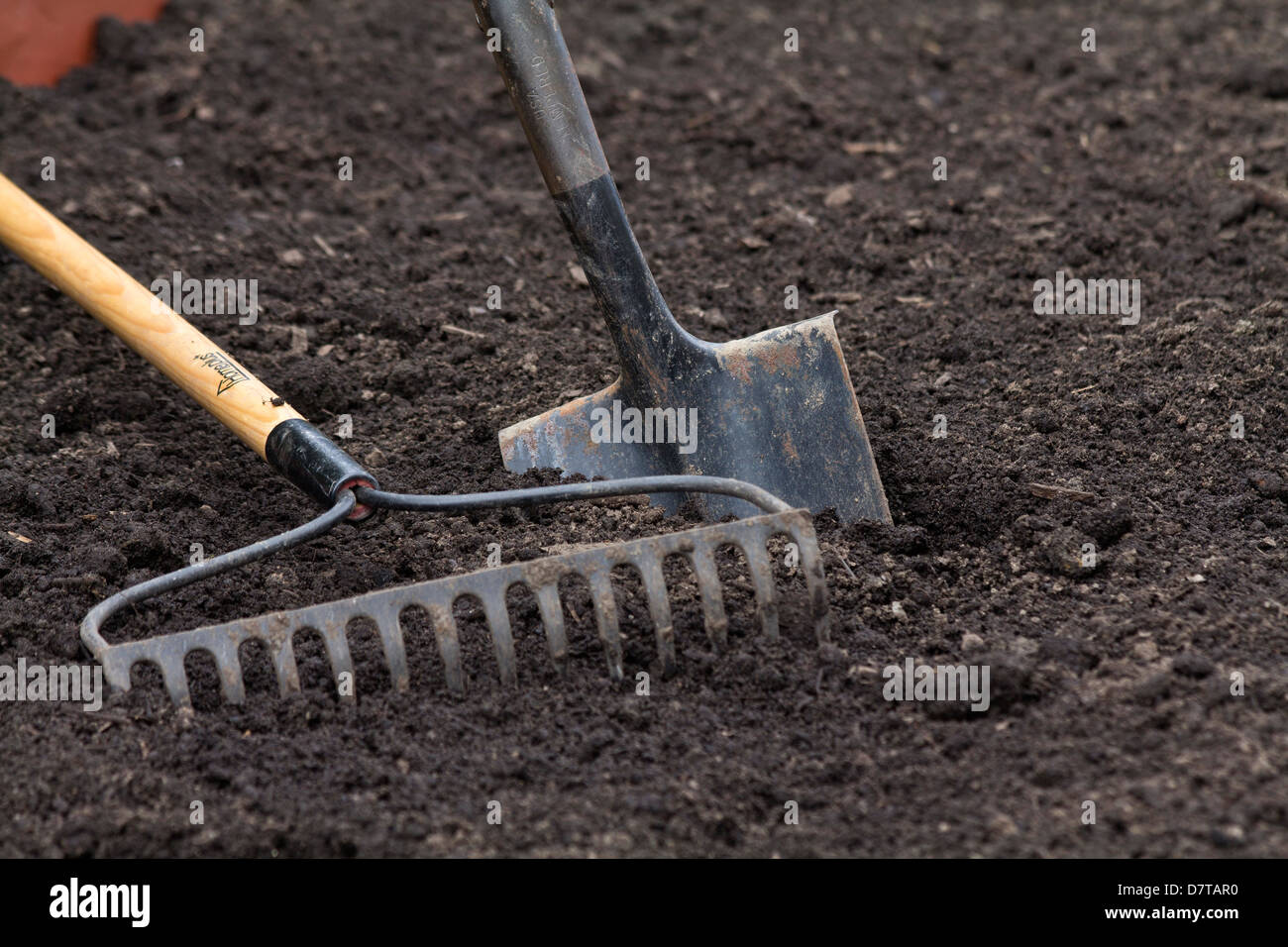 No dig garden bed compost hi-res stock photography and images - Alamy