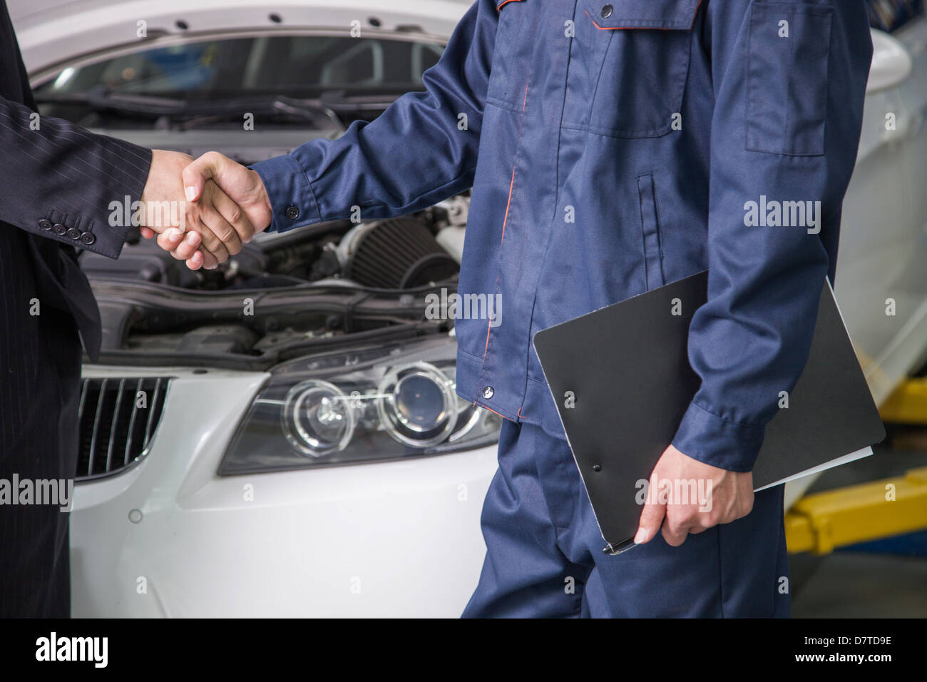 Car handshake mechanic hi-res stock photography and images - Alamy