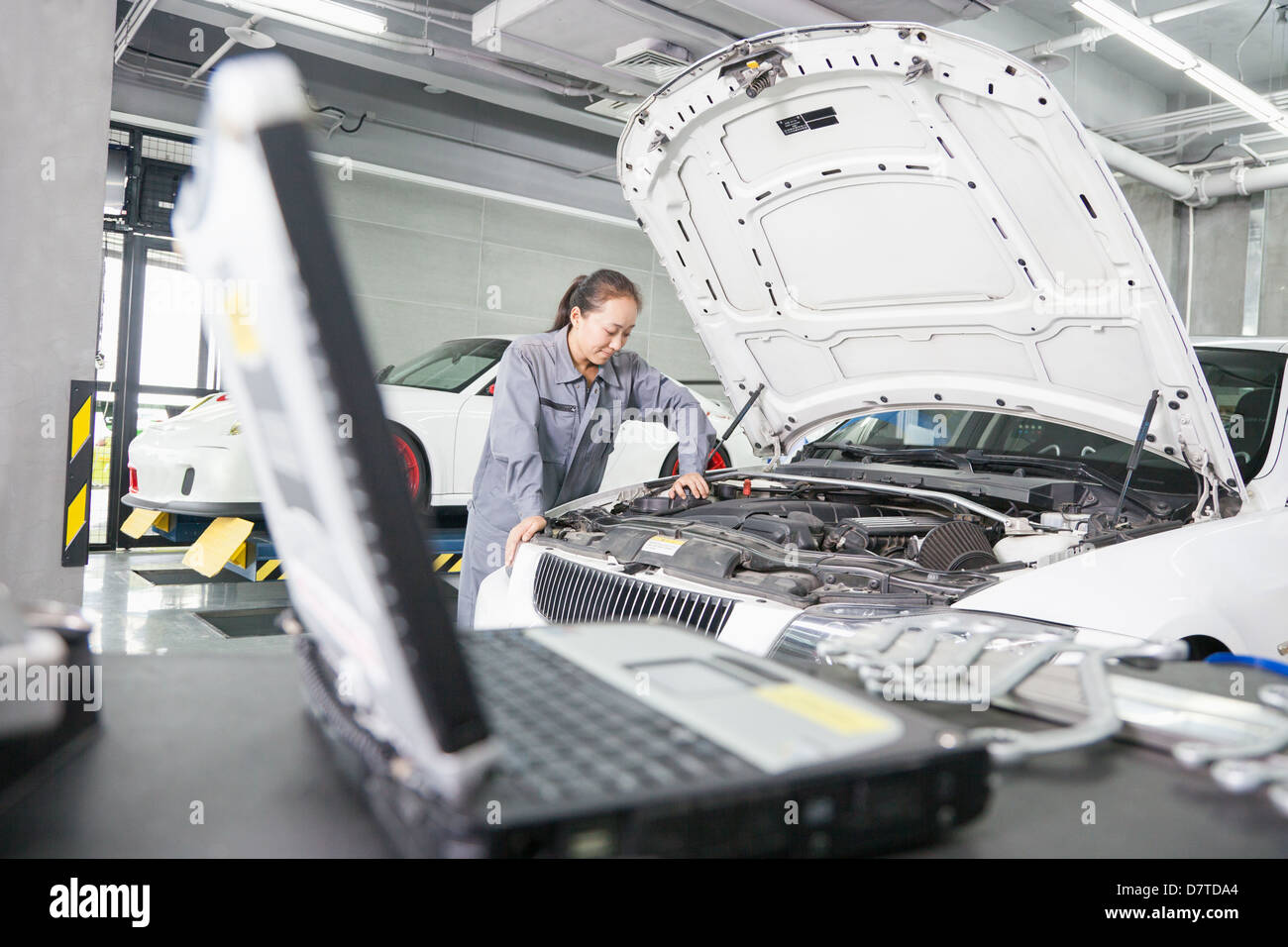 Female Mechanic working in Auto Repair Shop Stock Photo - Alamy