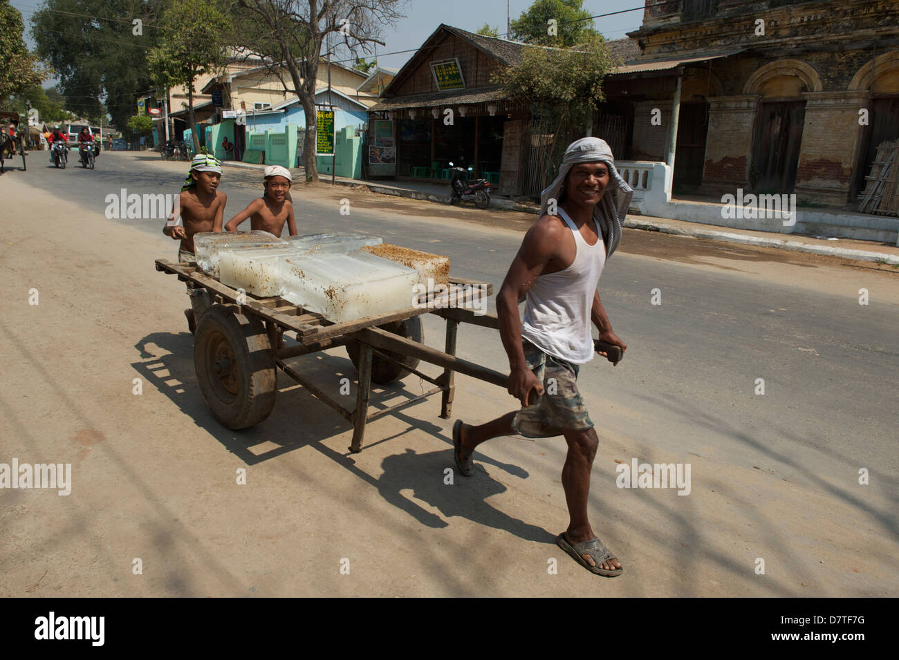 Old fashioned ice blocks hi-res stock photography and images - Alamy