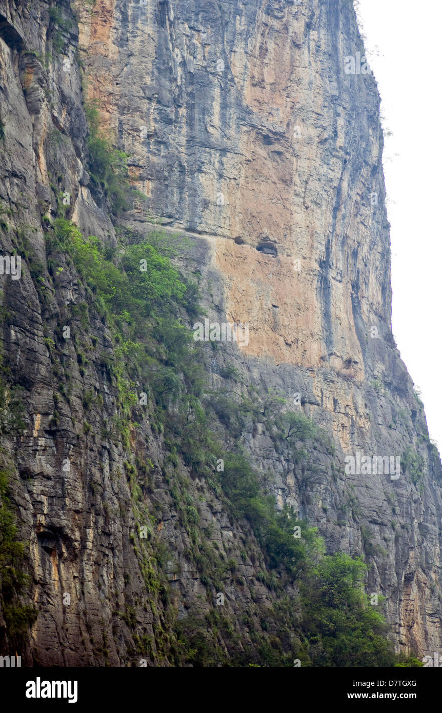 Hanging coffins above the Yangtze River, China Stock Photo - Alamy