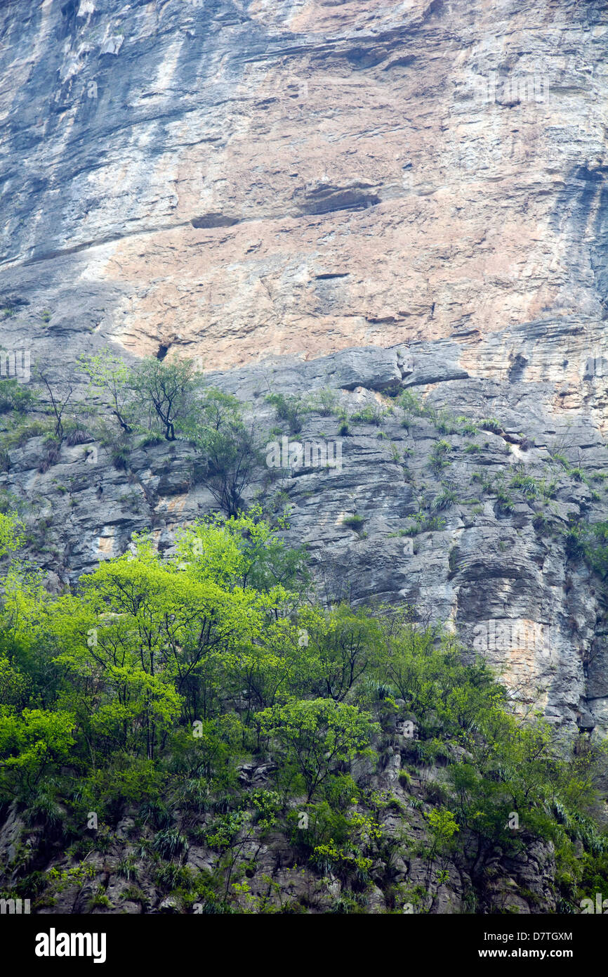 Hanging coffins china yangtze river hi-res stock photography and images ...