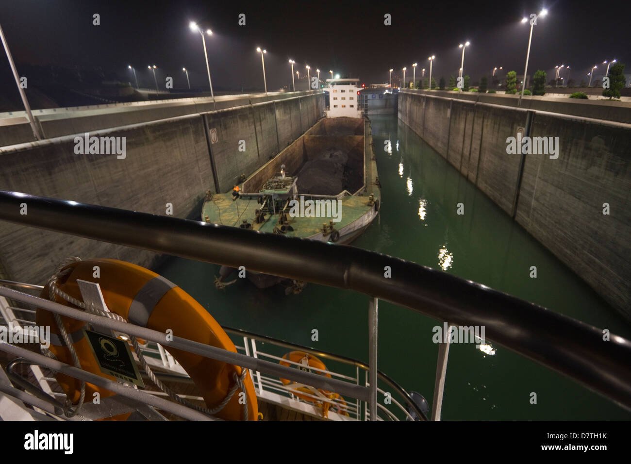 Ship in the lock, Three Gorges Dam, Yangtze River, China Stock Photo ...