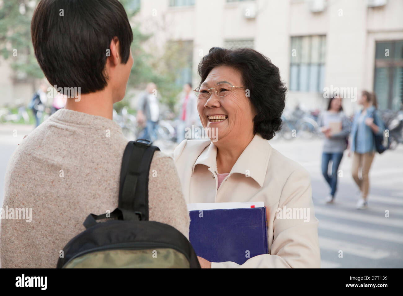 Student talking with his professor Stock Photo - Alamy