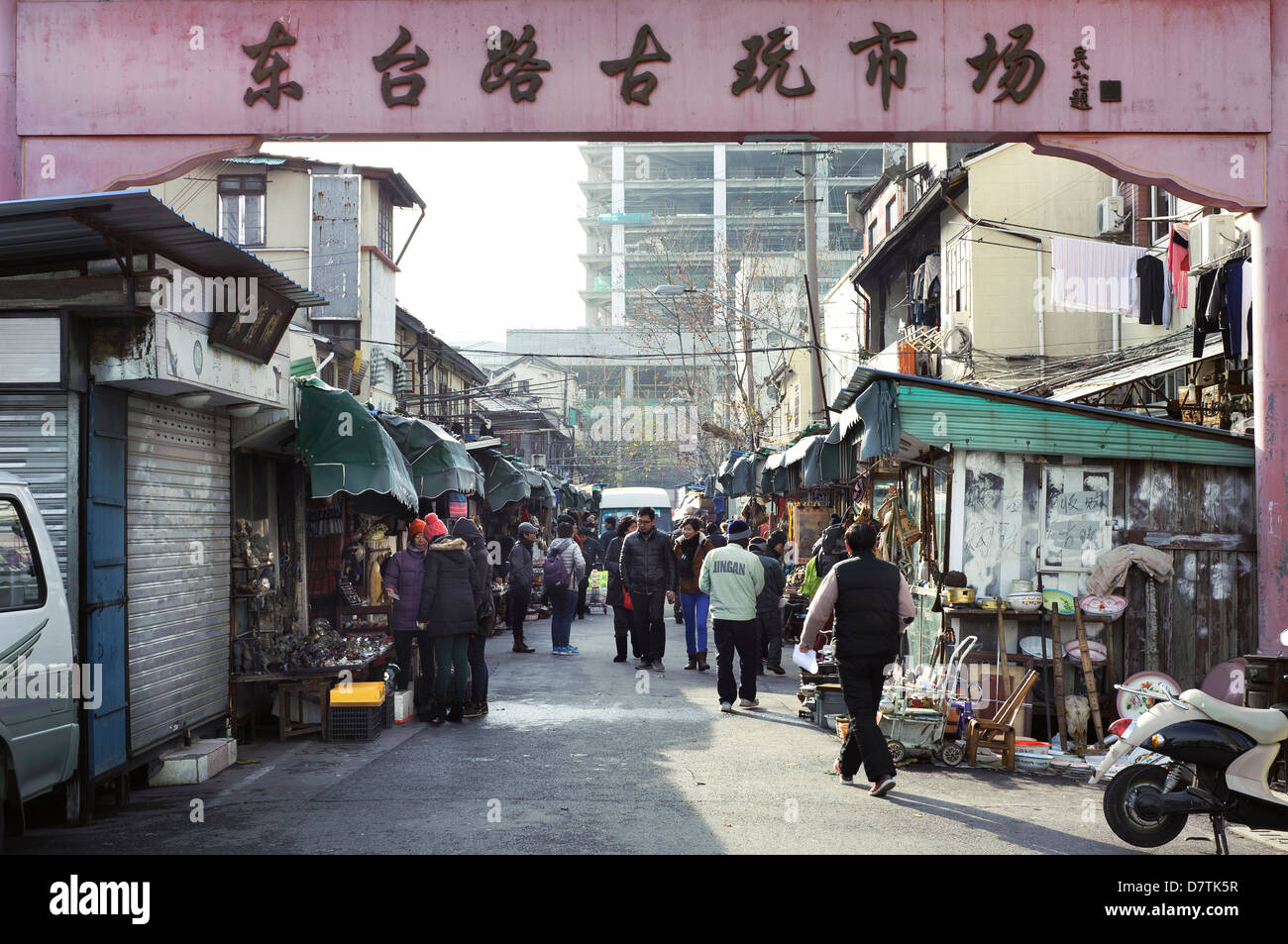 Entrance to Dongtai Road antique market, Shanghai Stock Photo - Alamy