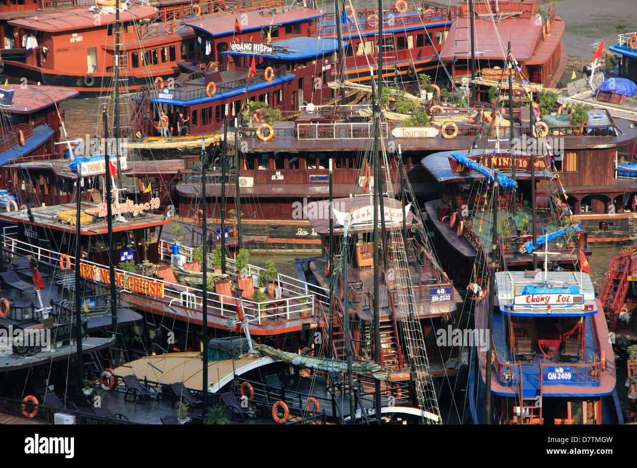Tour junk boats halong bay hi-res stock photography and images - Alamy