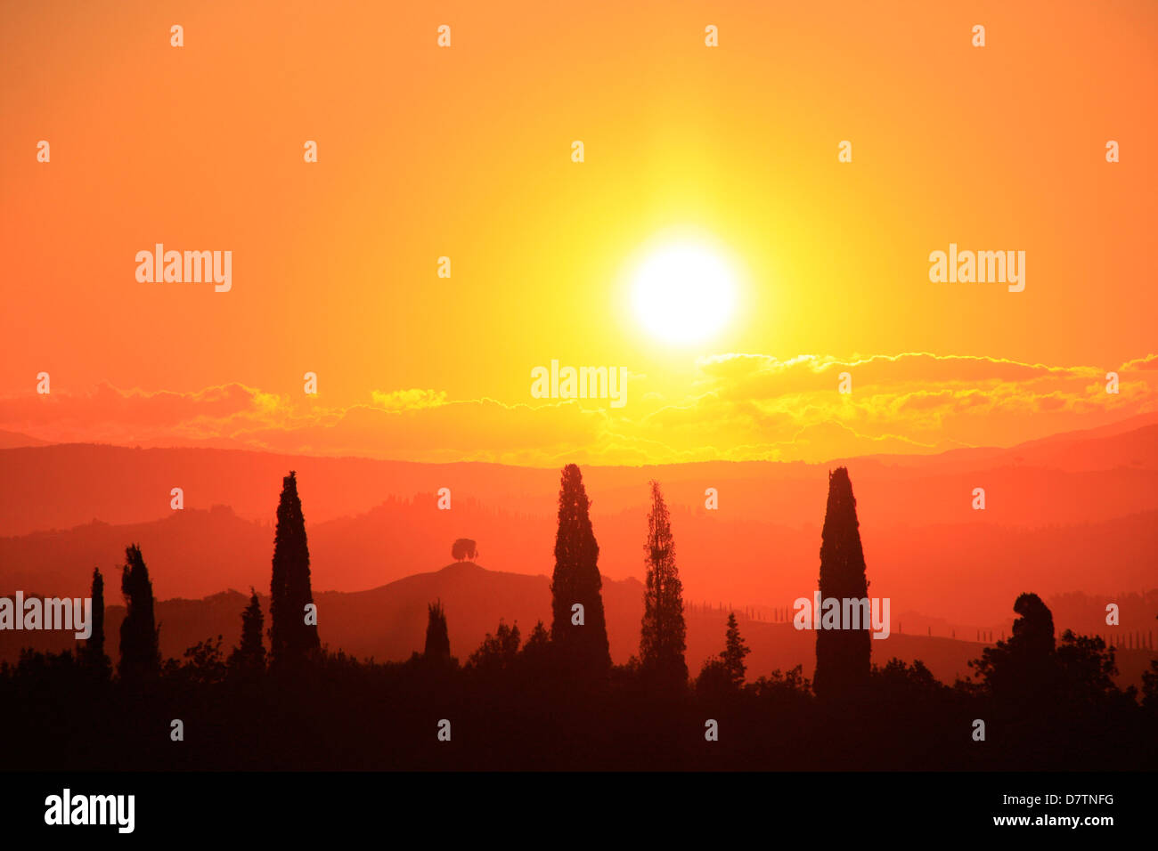 The tuscany rolling hills at sunrise hi-res stock photography and ...