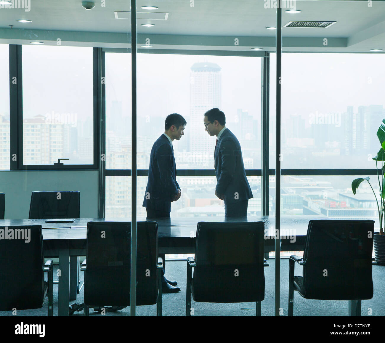 Chinese greeting people two bowing hi-res stock photography and images ...