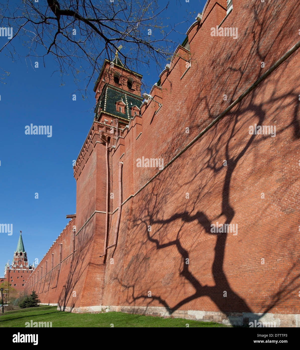Kremlin Wall and Komendantskaya Tower in Moscow, Russia Stock Photo - Alamy