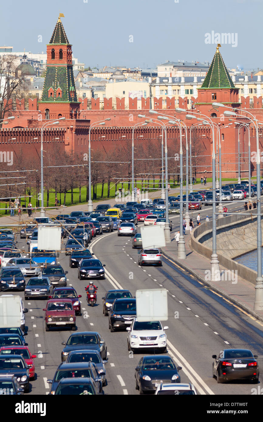 Moscow car traffic kremlin embankment hi-res stock photography and ...