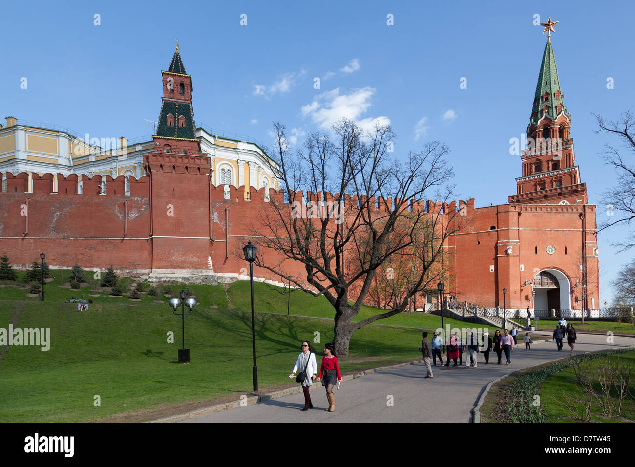 Tourists come from the Moscow Kremlin Stock Photo - Alamy