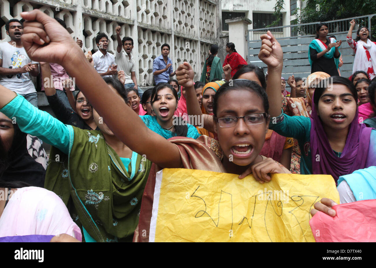 Dhaka, Bangladesh. May 14, 2013. Bangladeshi students of Dhaka Nursing ...