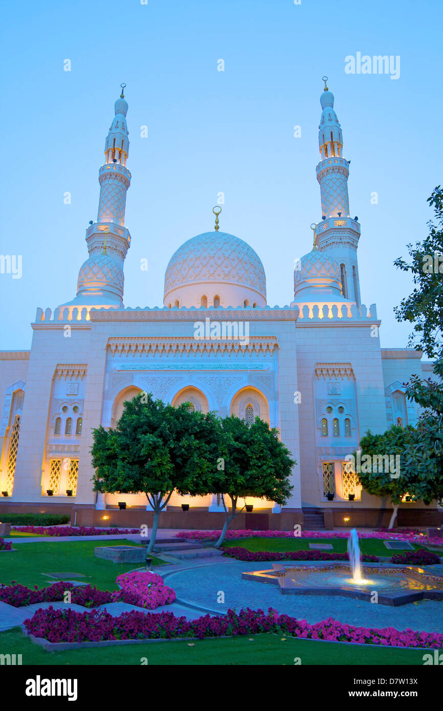 Dubai mosques hi-res stock photography and images - Alamy