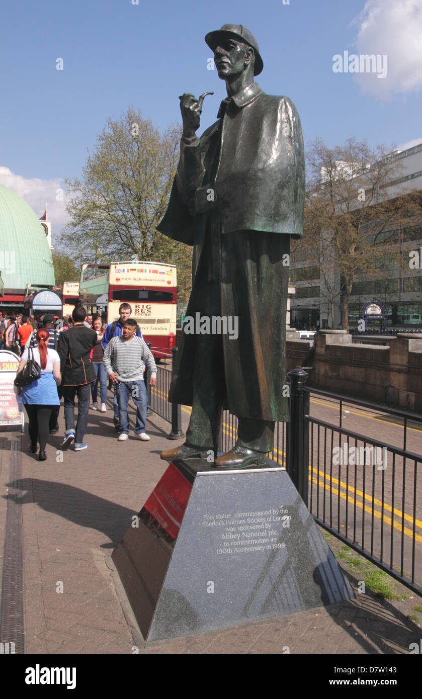 Sherlock Holmes Statue outside Baker Street tube station London Stock ...