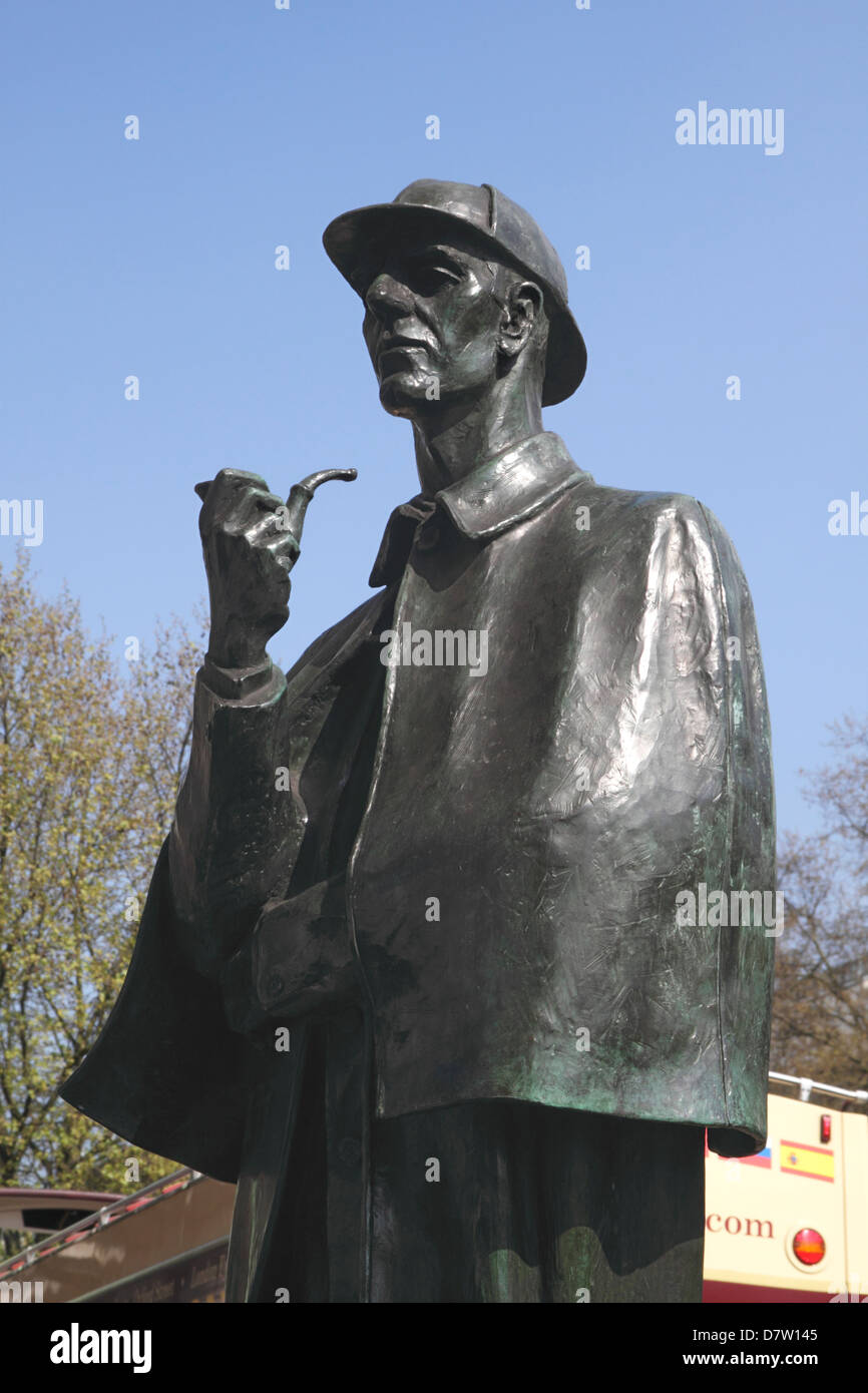 Sherlock Holmes Statue outside Baker Street tube station London Stock ...