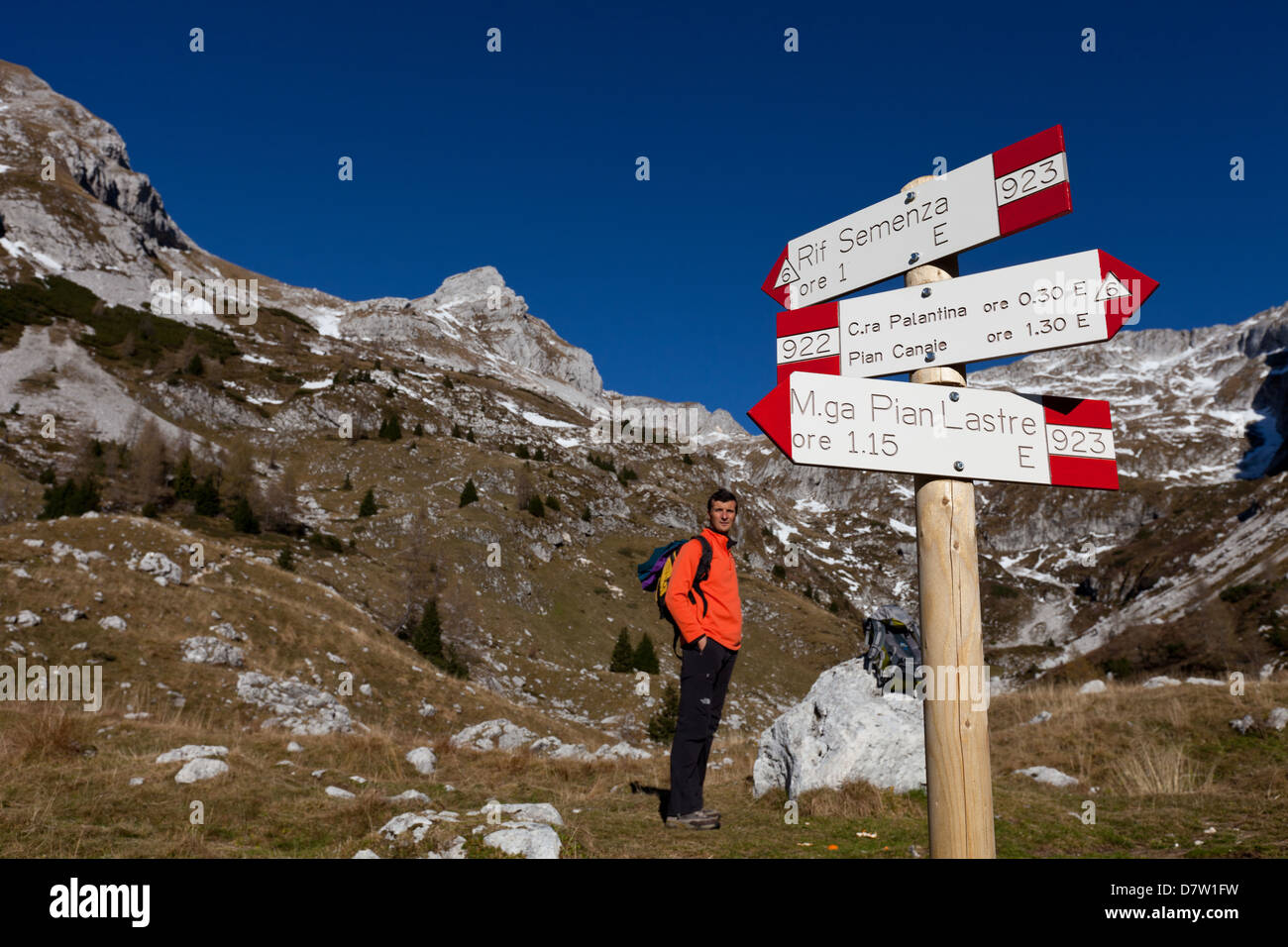 Walking track signs hi-res stock photography and images - Alamy