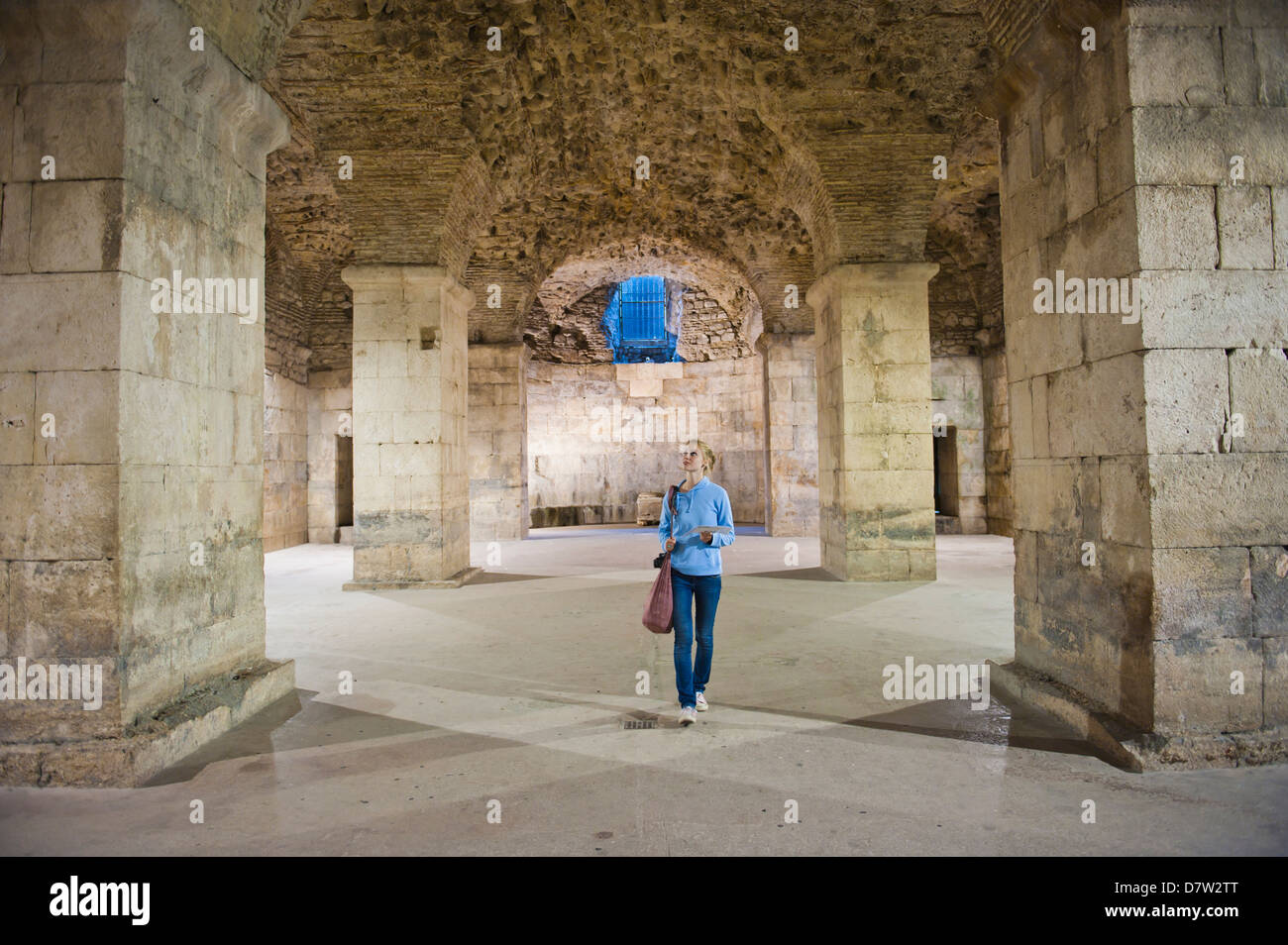 Underground halls split hi-res stock photography and images - Alamy