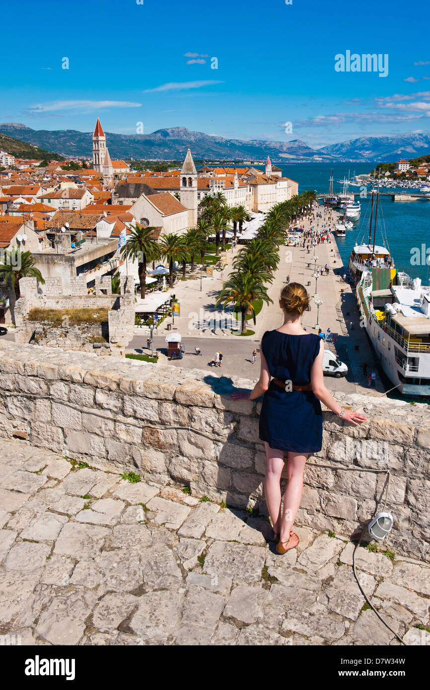 Tourist admiring the view from Kamerlengo Fortress over Trogir ...