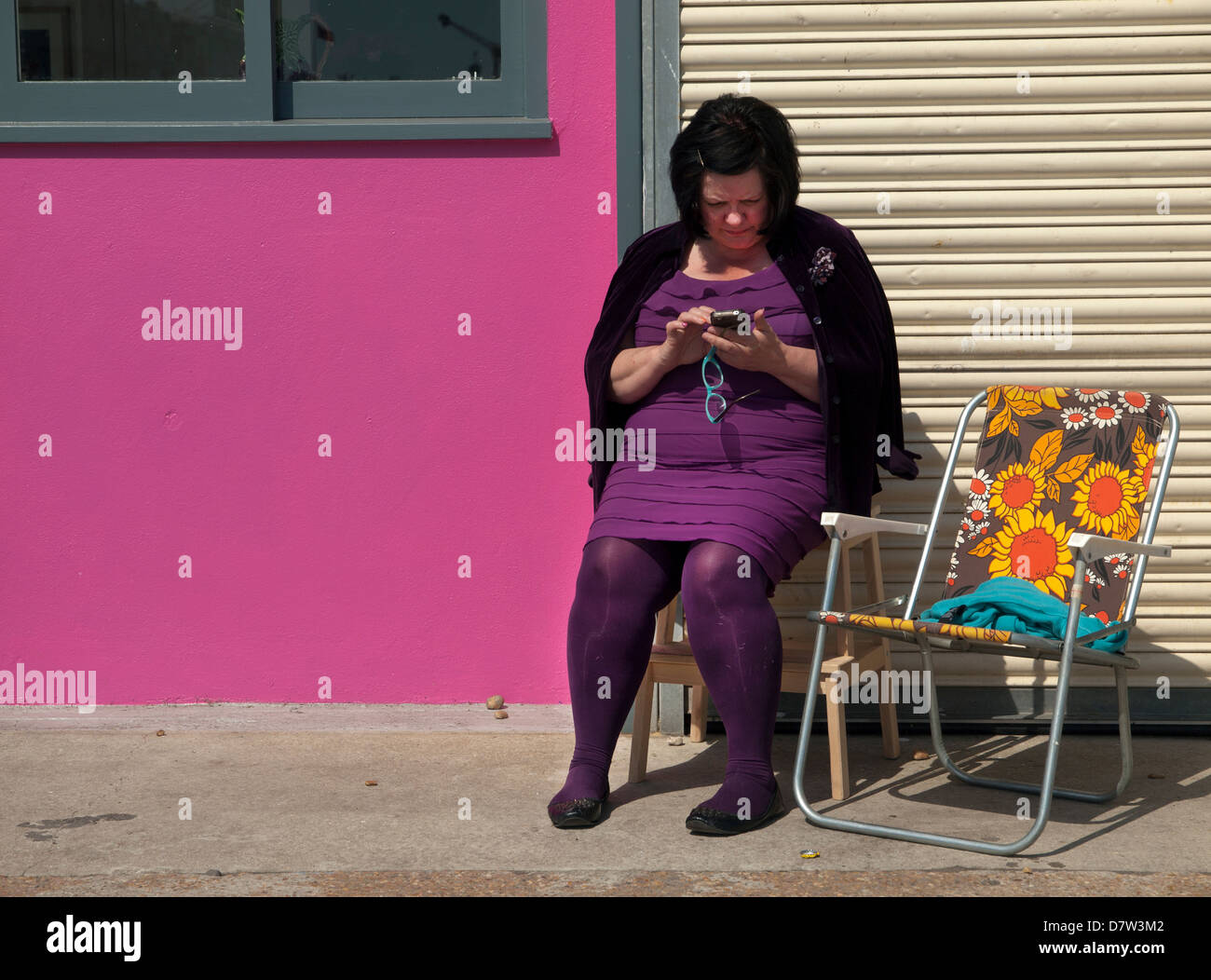 Brighton woman seafront hi-res stock photography and images - Alamy