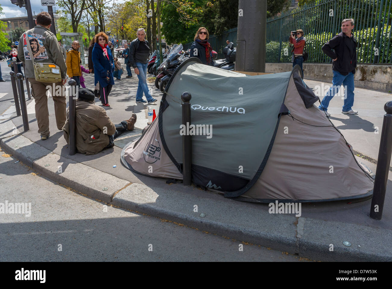 Homeless man living tent sidewalk hi-res stock photography and images ...