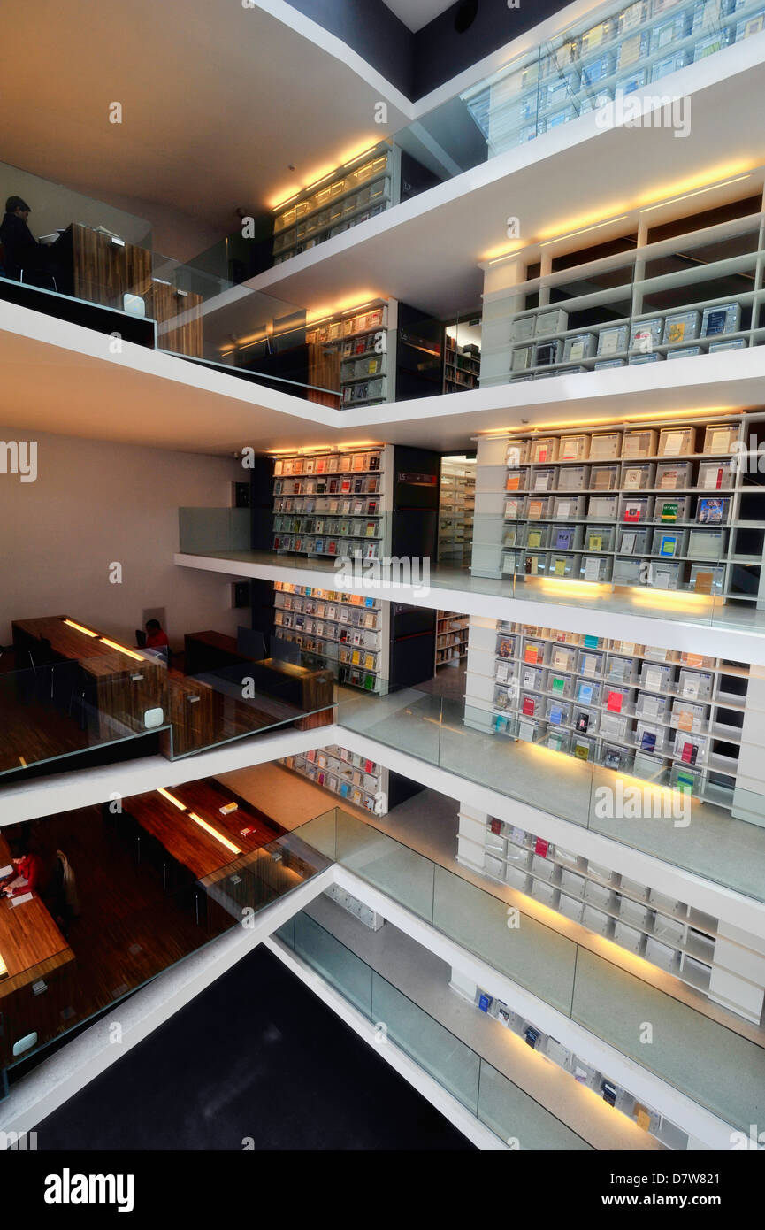 The splendid Reading Room of the Pontificial Lateran University in Rome ...