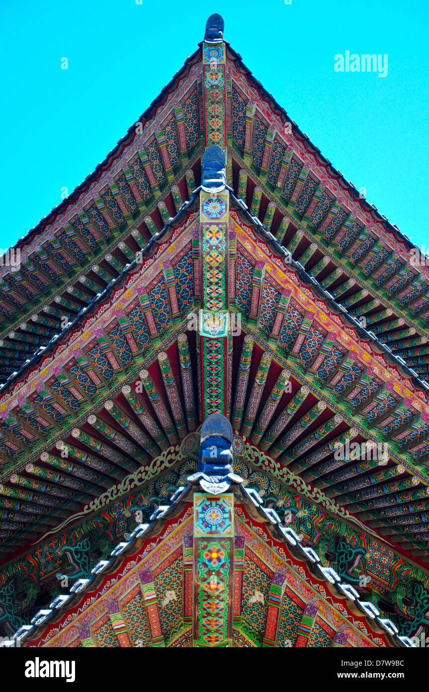 Korean Dancheong architecture at a Buddhist temple Stock Photo - Alamy