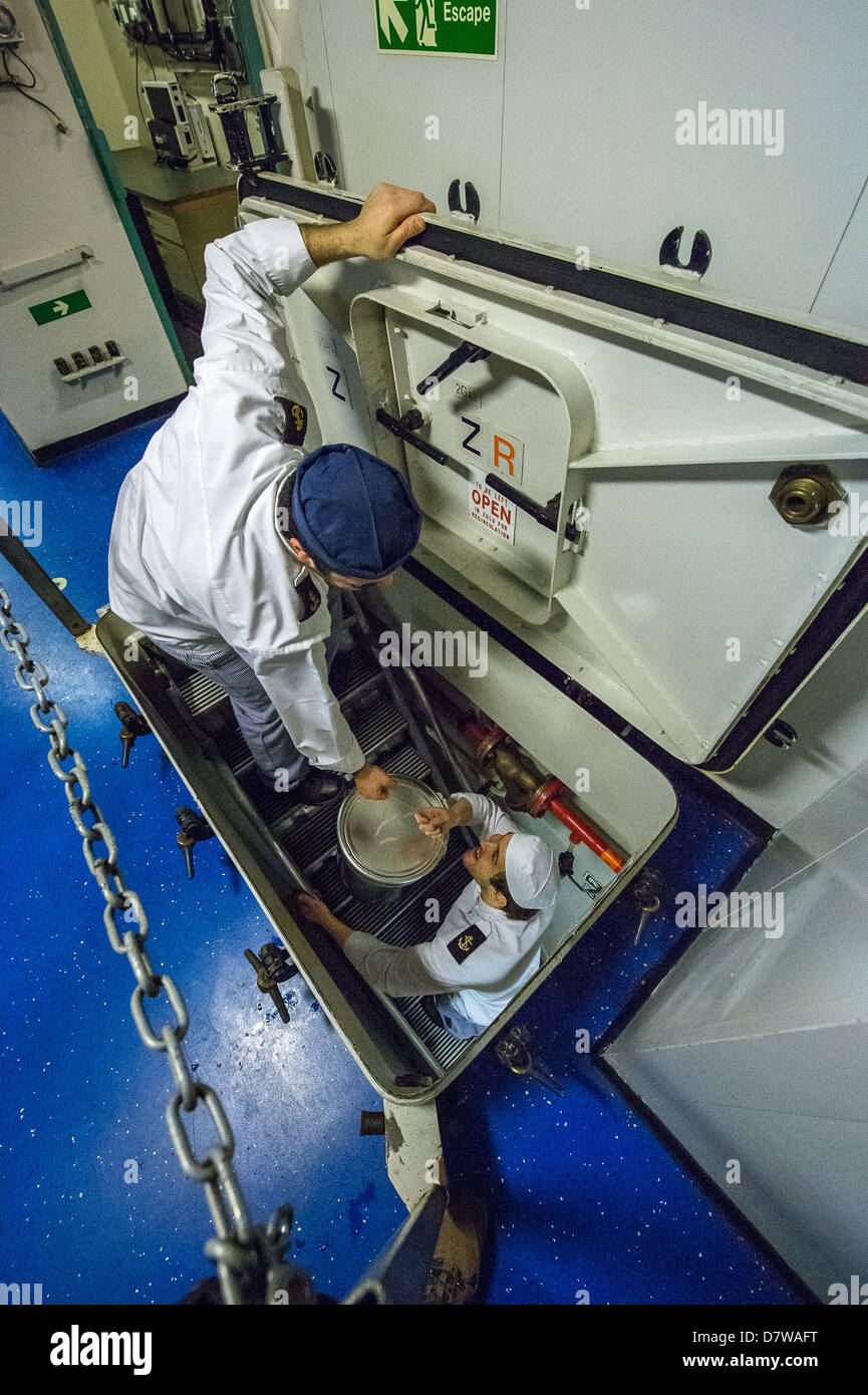 Chefs removing food waste onboard HMS Bulwark Stock Photo - Alamy