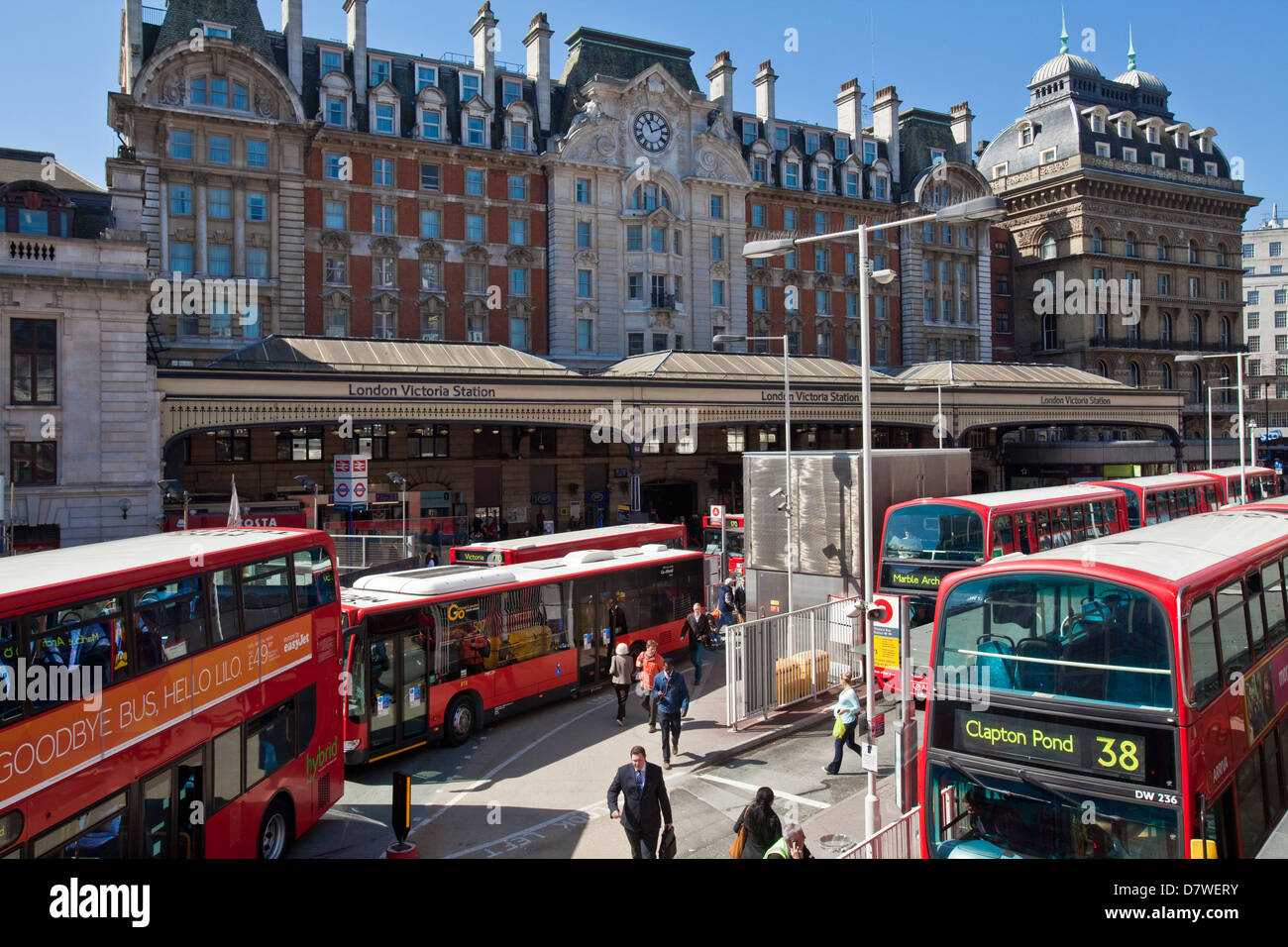 London victoria railway station exterior hi-res stock photography and ...