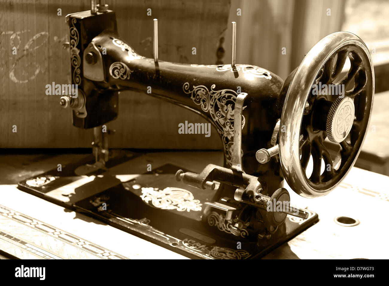 Singer manual sewing machine hi-res stock photography and images - Alamy