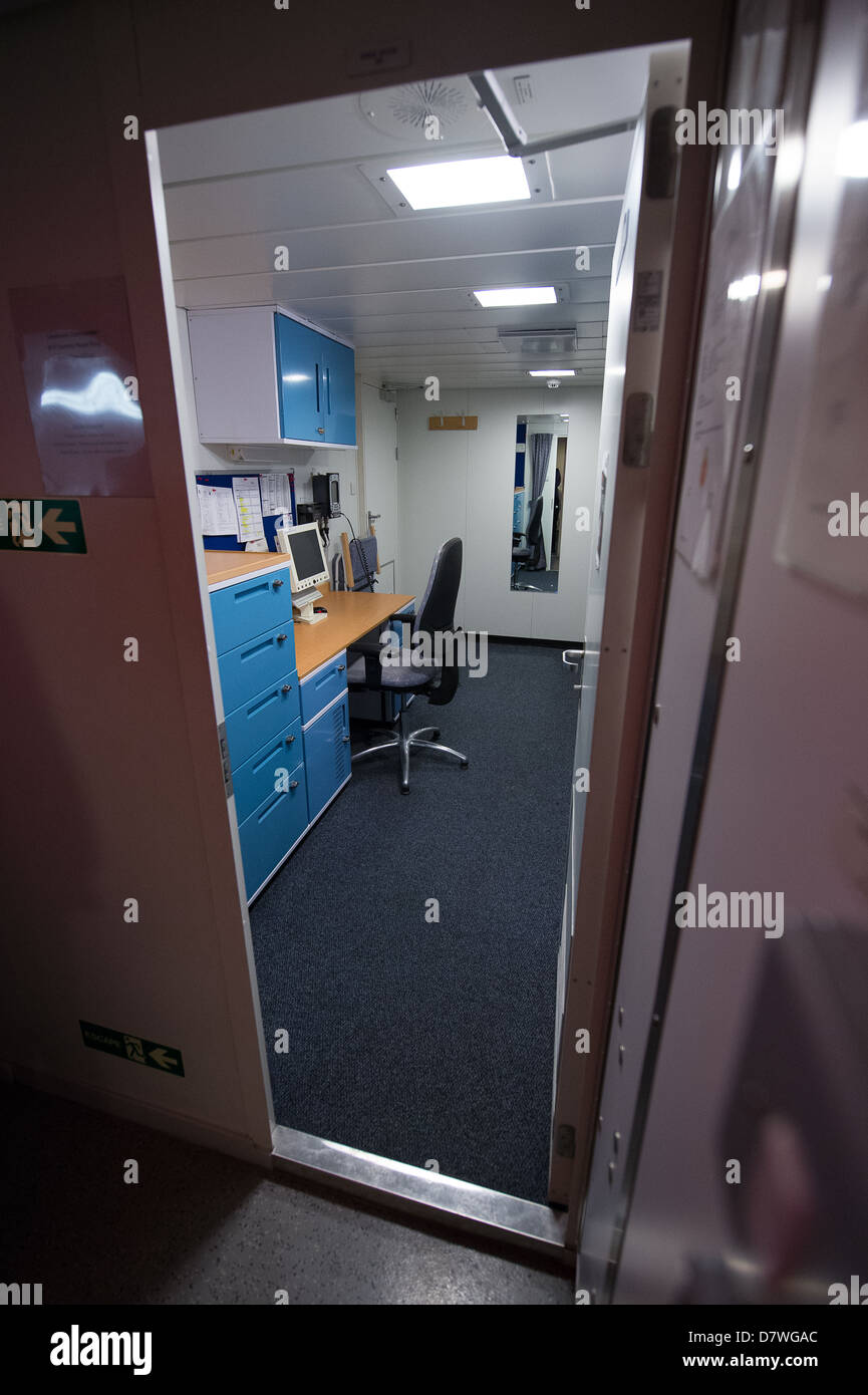 An officers cabin on board a Royal Navy Type 45 destroyer Stock Photo ...