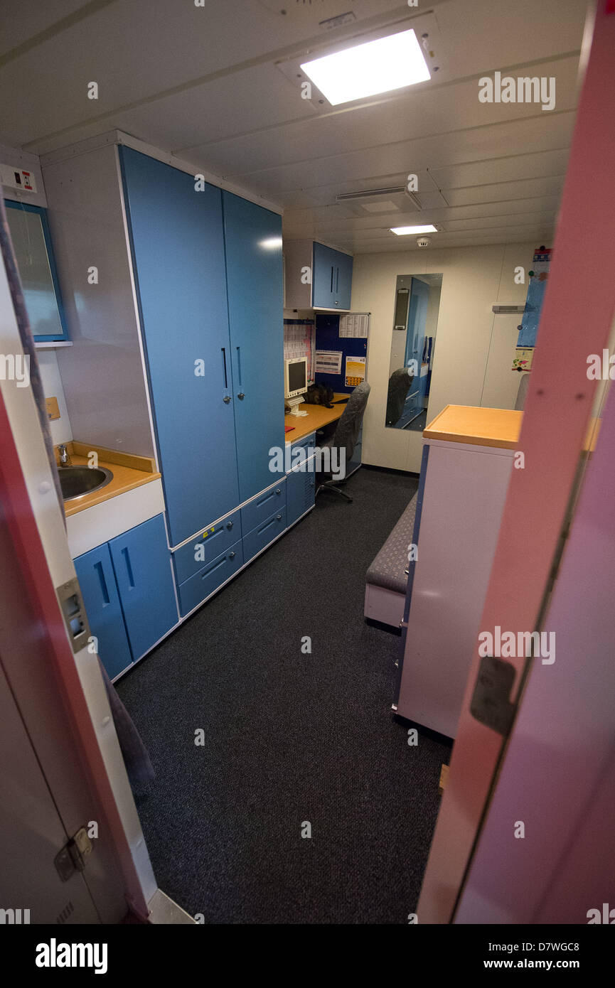 An officers cabin on board a Royal Navy Type 45 destroyer Stock Photo ...