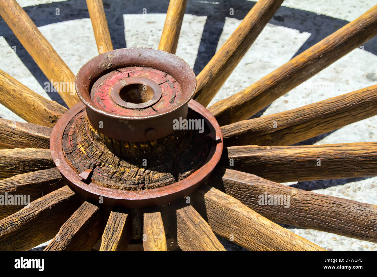 old wagon wheel wood Stock Photo - Alamy