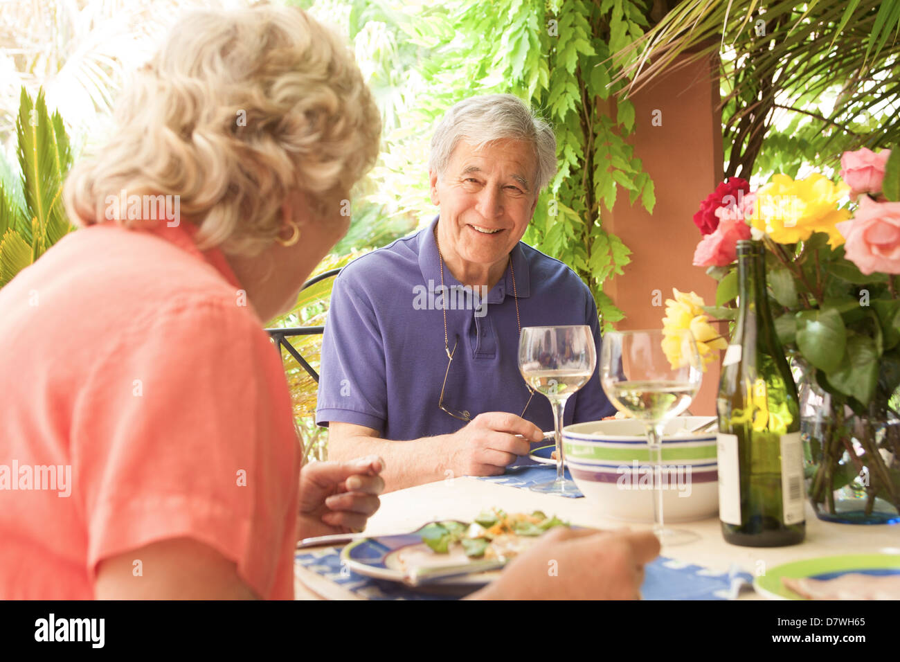 Elderly couple eating lunch outdoors Stock Photo - Alamy