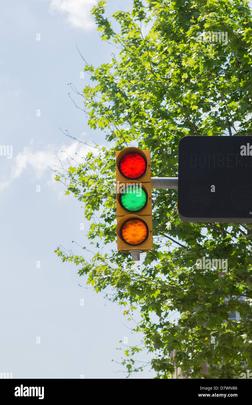 Overhead traffic lights hi-res stock photography and images - Alamy