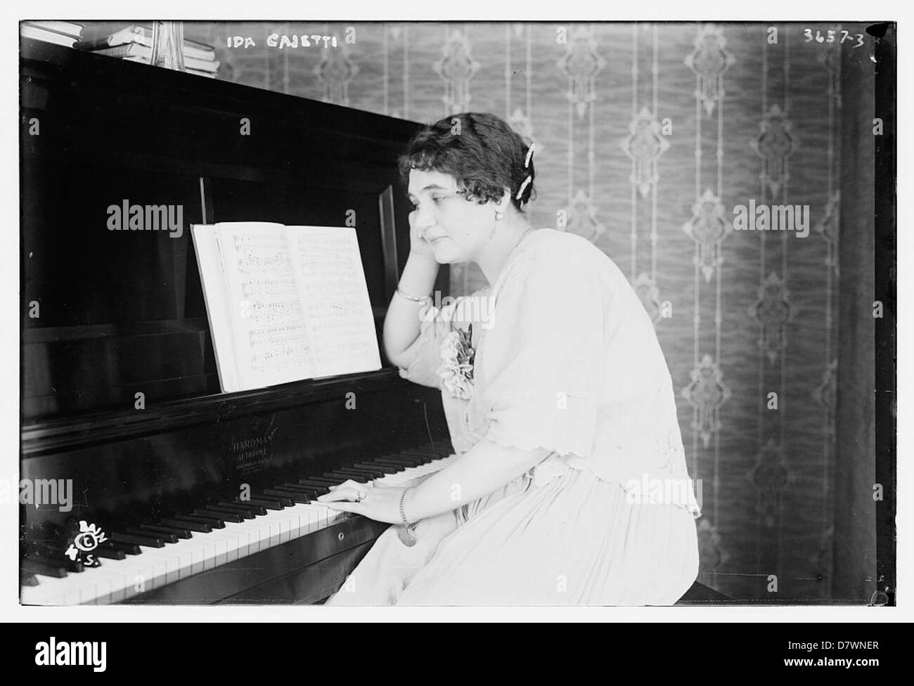 Opera singer ida cajetti hi-res stock photography and images - Alamy