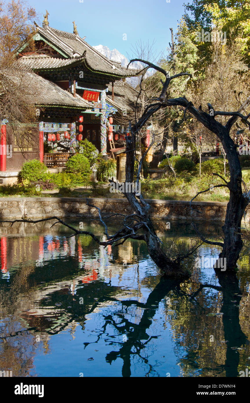 Black Dragon Pool Park, Lijiang, Yunnan, China. Jade Dragon Snow ...