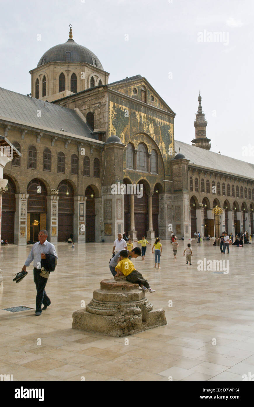 Damascus, Syria. Syrian families in the courtyard of The Great Umayyad ...