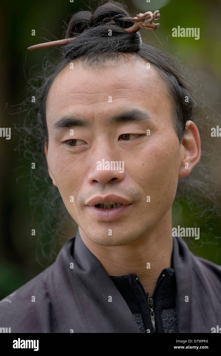 Prist of Shi Dong Si taoist temple Stock Photo - Alamy
