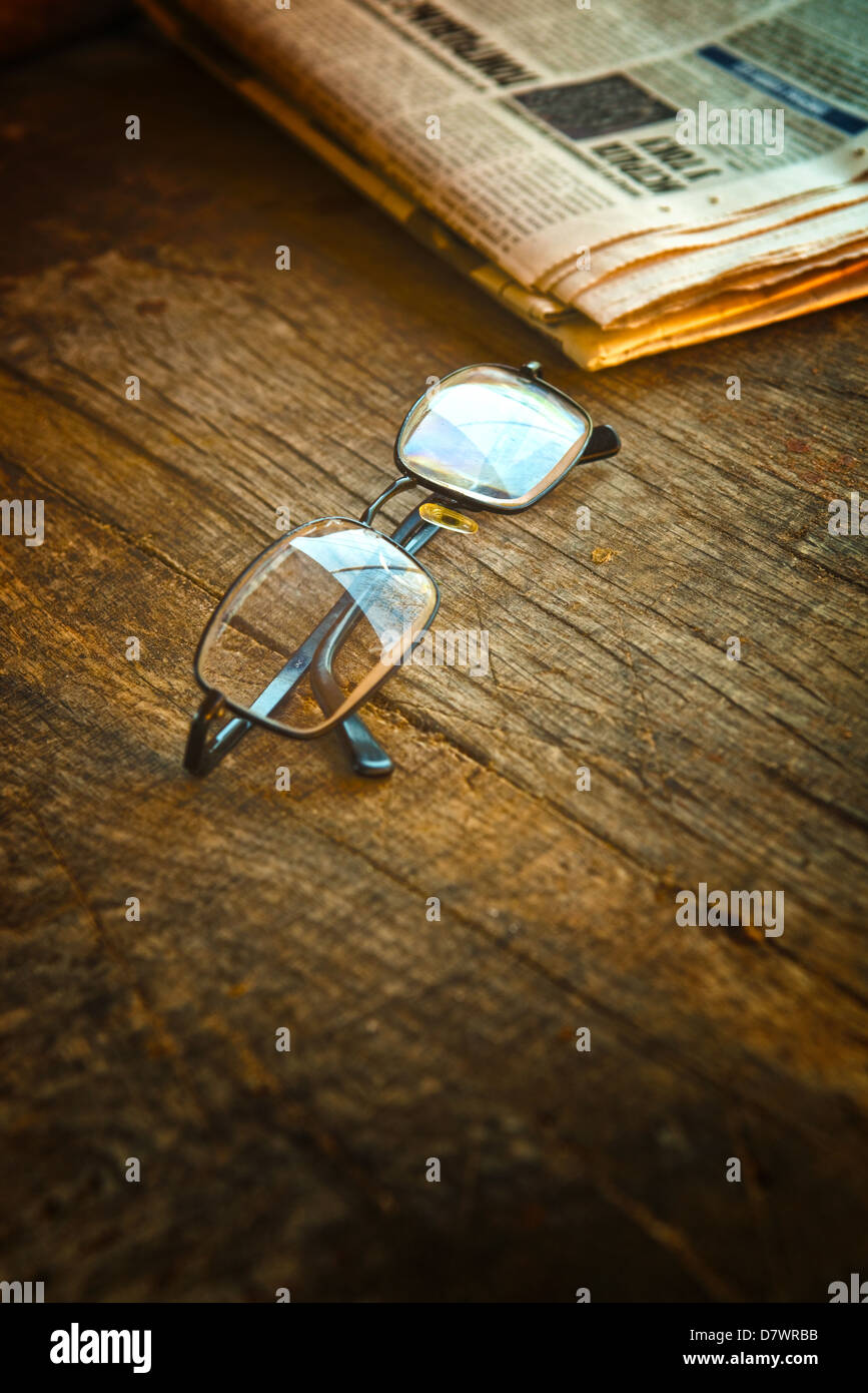 Newspapers on table hi-res stock photography and images - Alamy