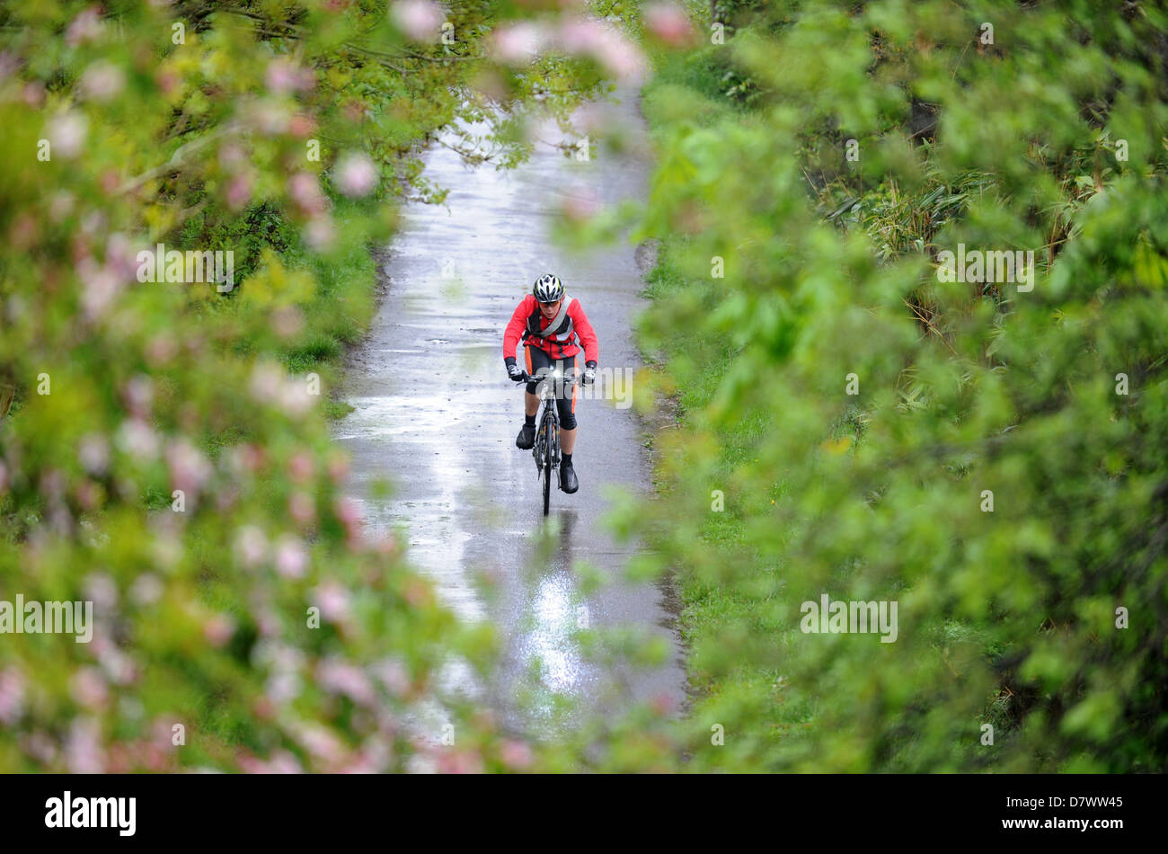 Wet weather cycling hi-res stock photography and images - Alamy