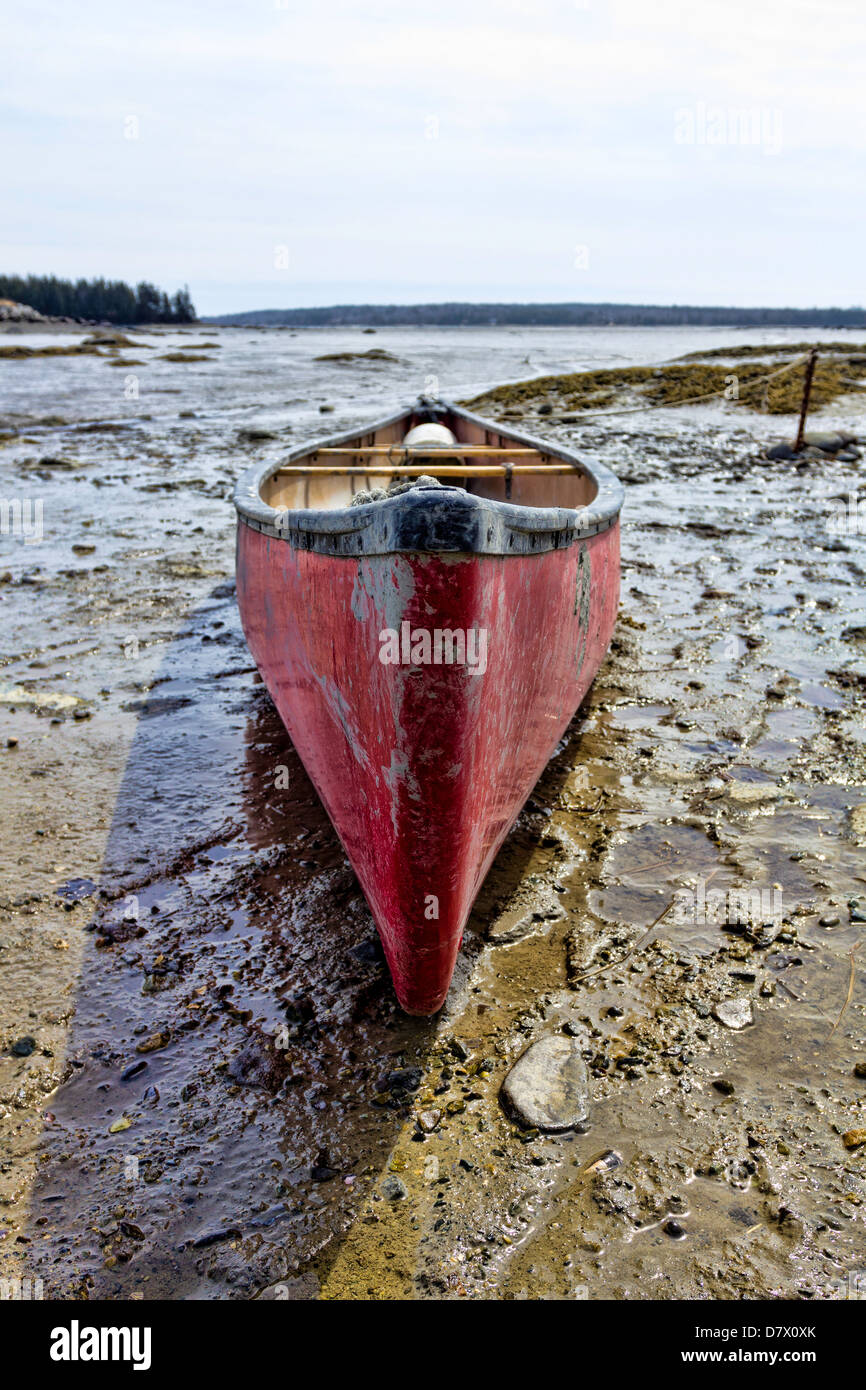Red canoe hi-res stock photography and images - Alamy
