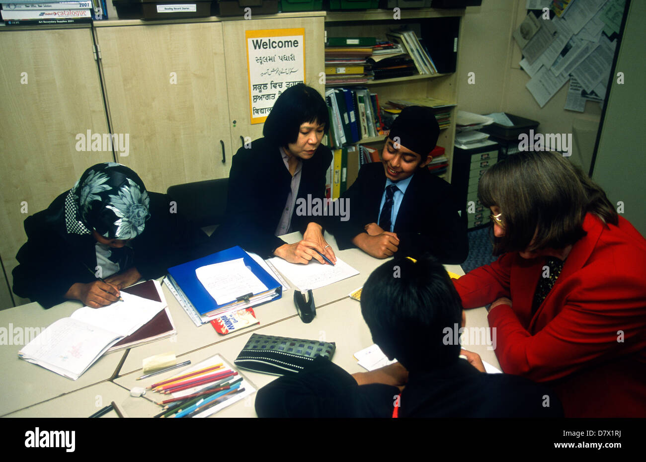 Secondary school teacher and pupils uk hi-res stock photography and ...