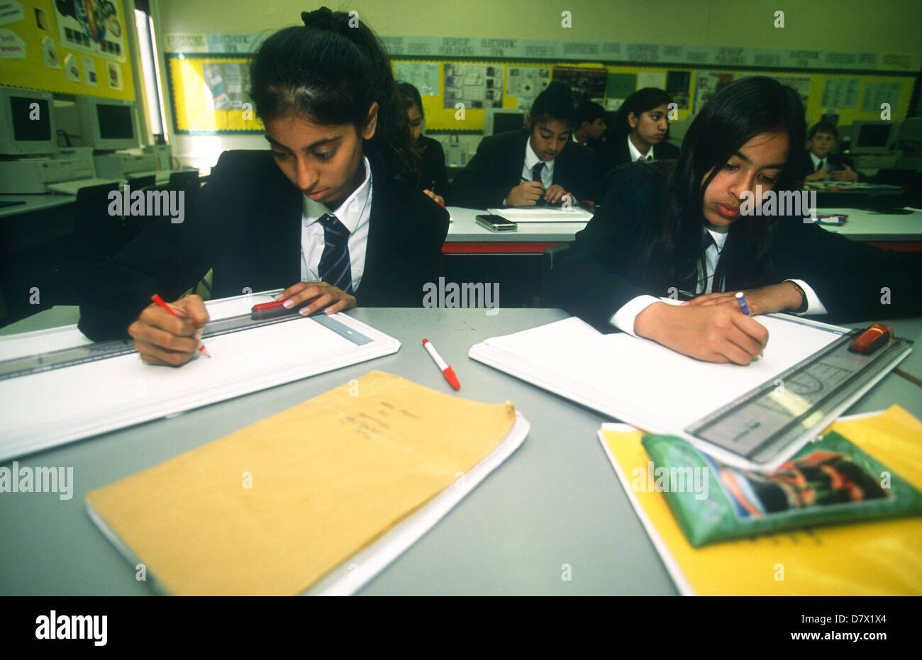 Secondary school uk classroom hi-res stock photography and images - Alamy