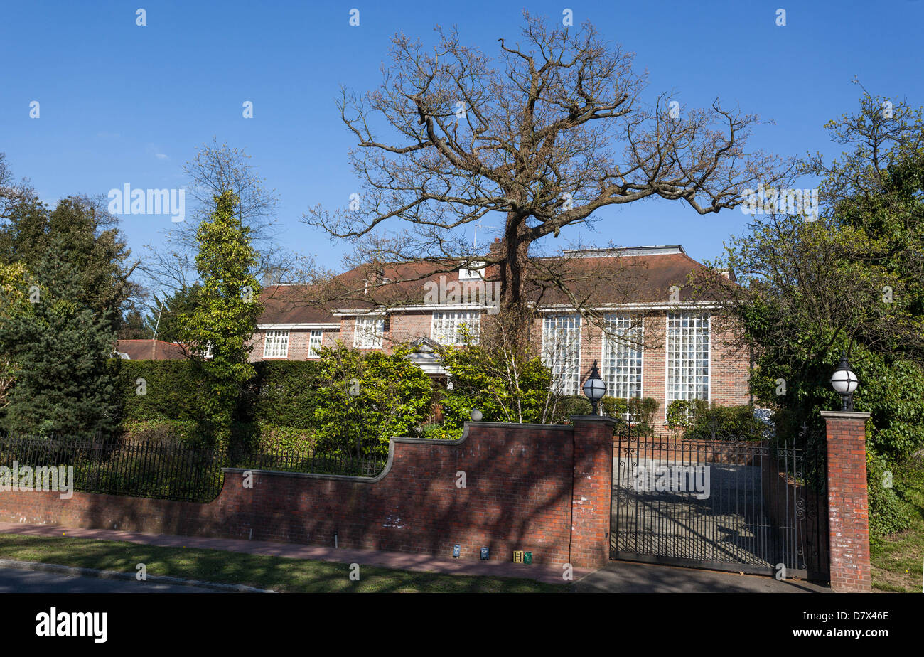 Gated house hi-res stock photography and images - Alamy