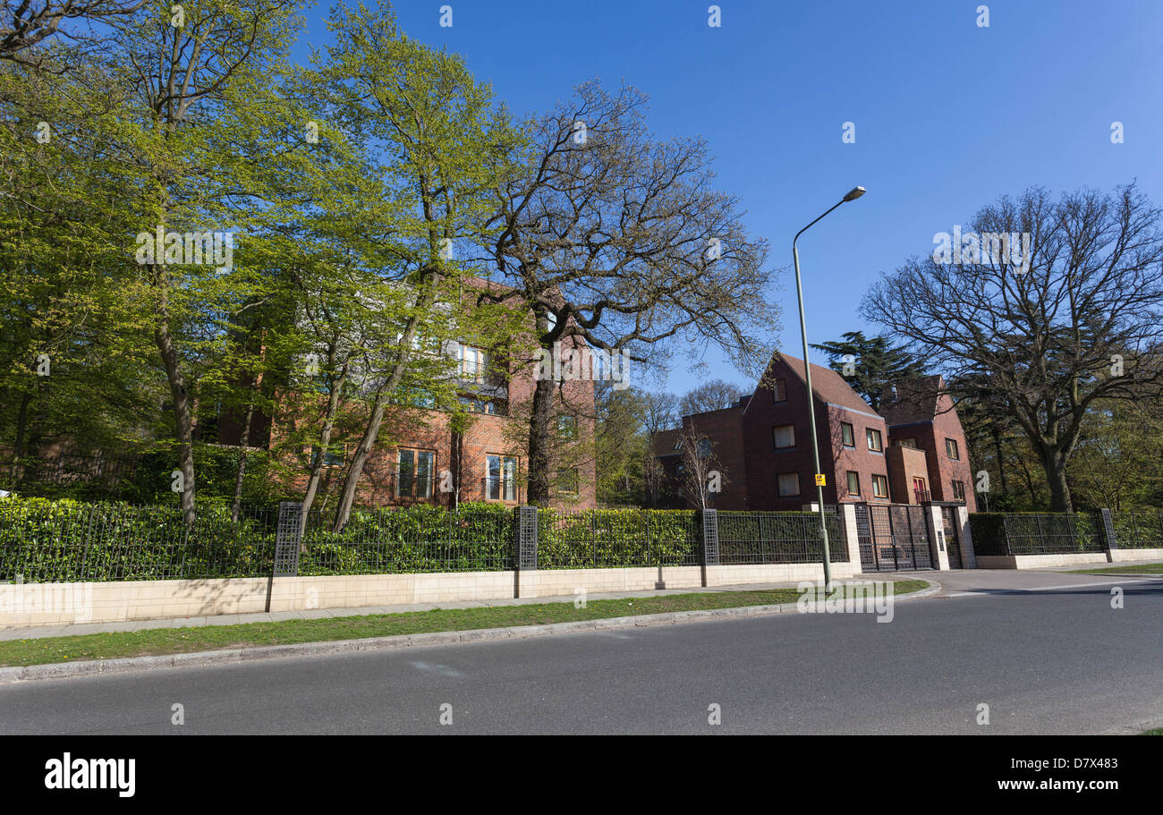 Gated community uk hi-res stock photography and images - Alamy
