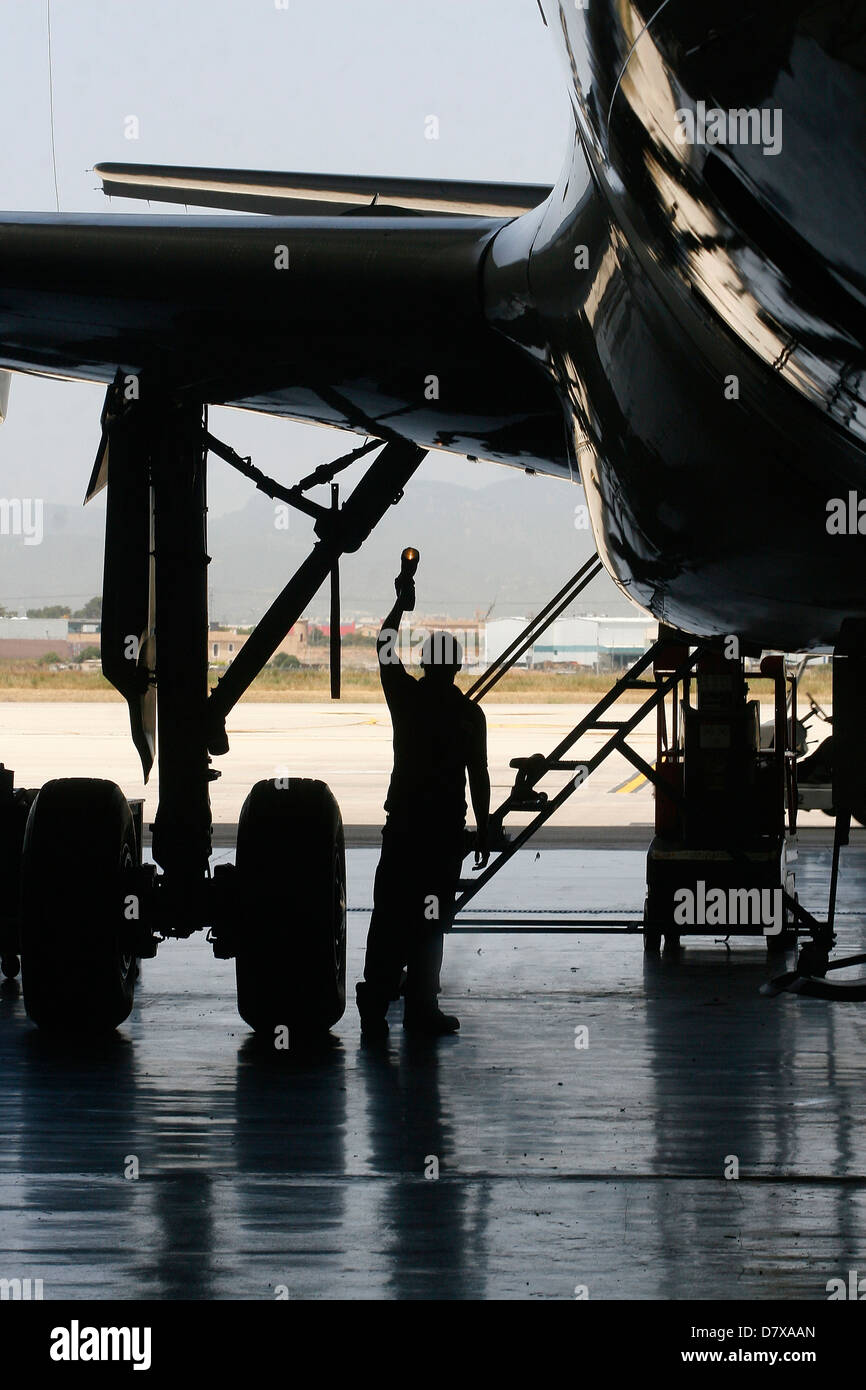 A mechanic checks an airliner wing at PAlma de MAllorca´s airport Stock ...